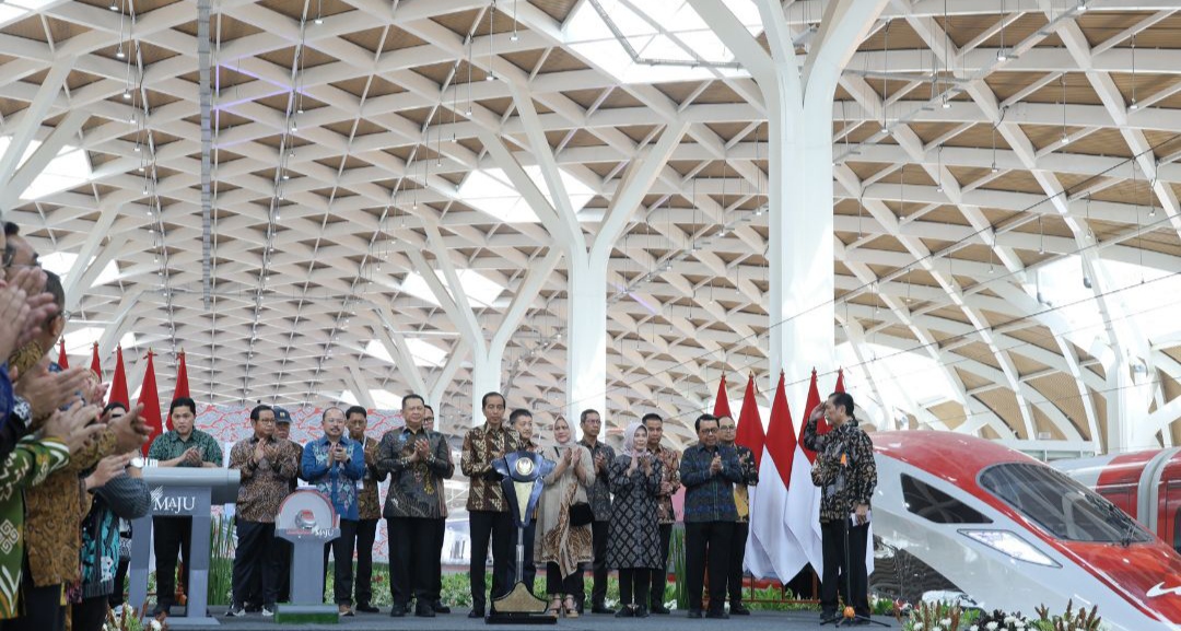 Whoosh, Kereta Cepat Jakarta-Bandung Resmi Beroperasi – Durasi.co.id